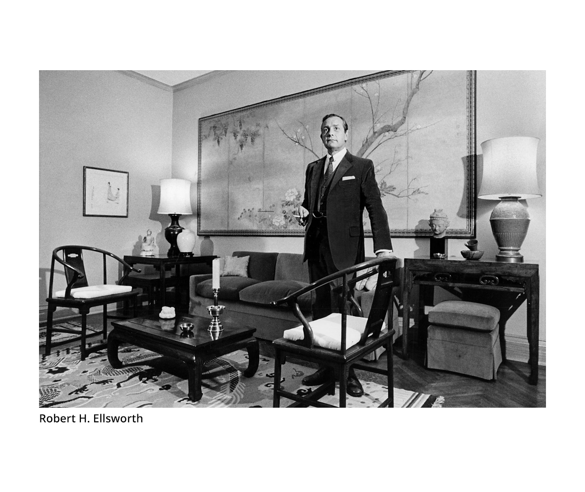 Lot 564 - A SMALL JICHIMU YUANJIAOGUI CABINET WITH