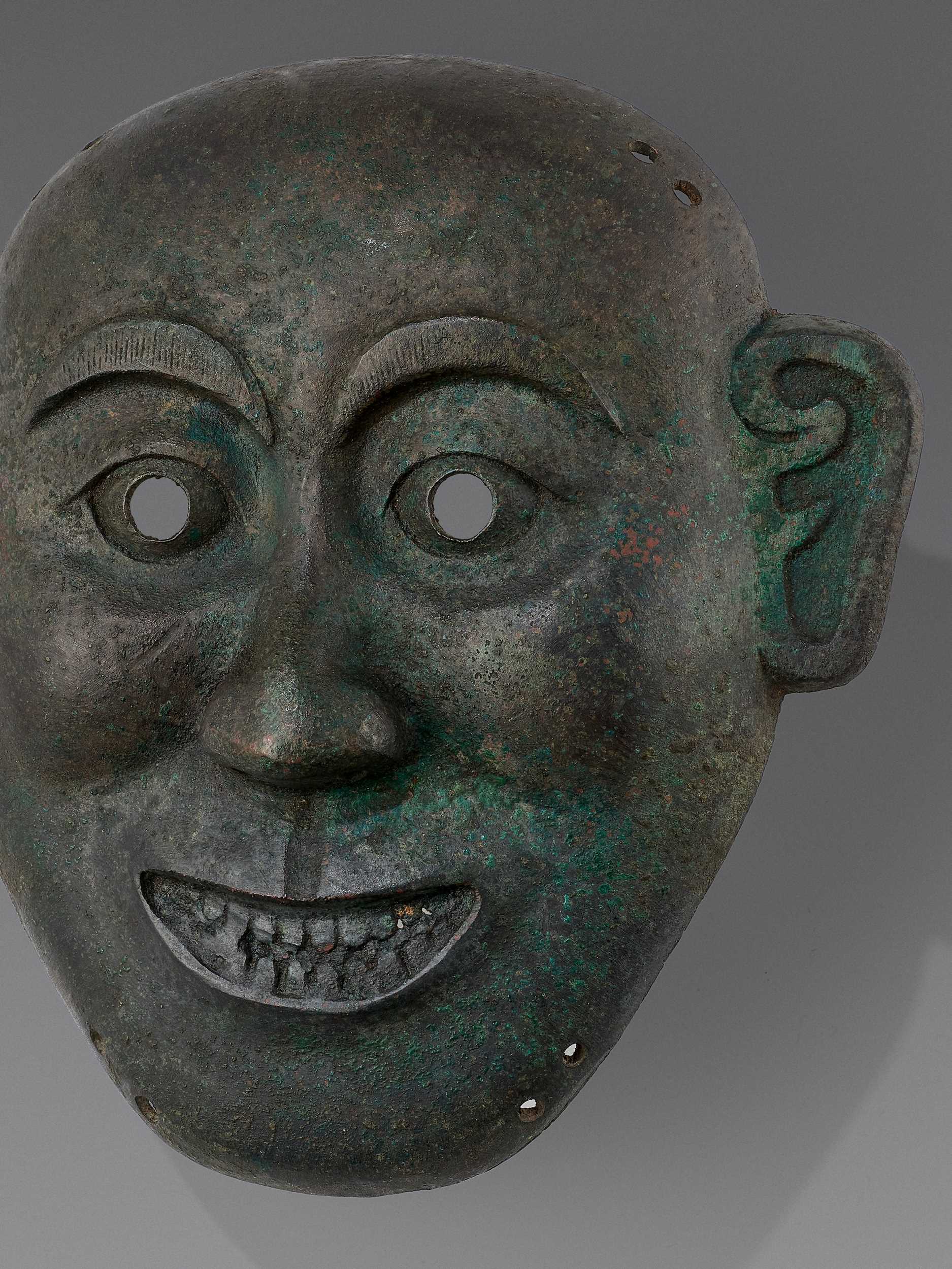 Lot 414 - A BRONZE DEATH MASK, SONG TO MING DYNASTY