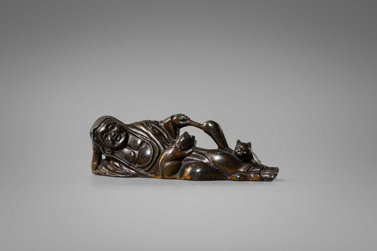 A PATINATED PEWTER OKIMONO OF DARUMA WITH CATS