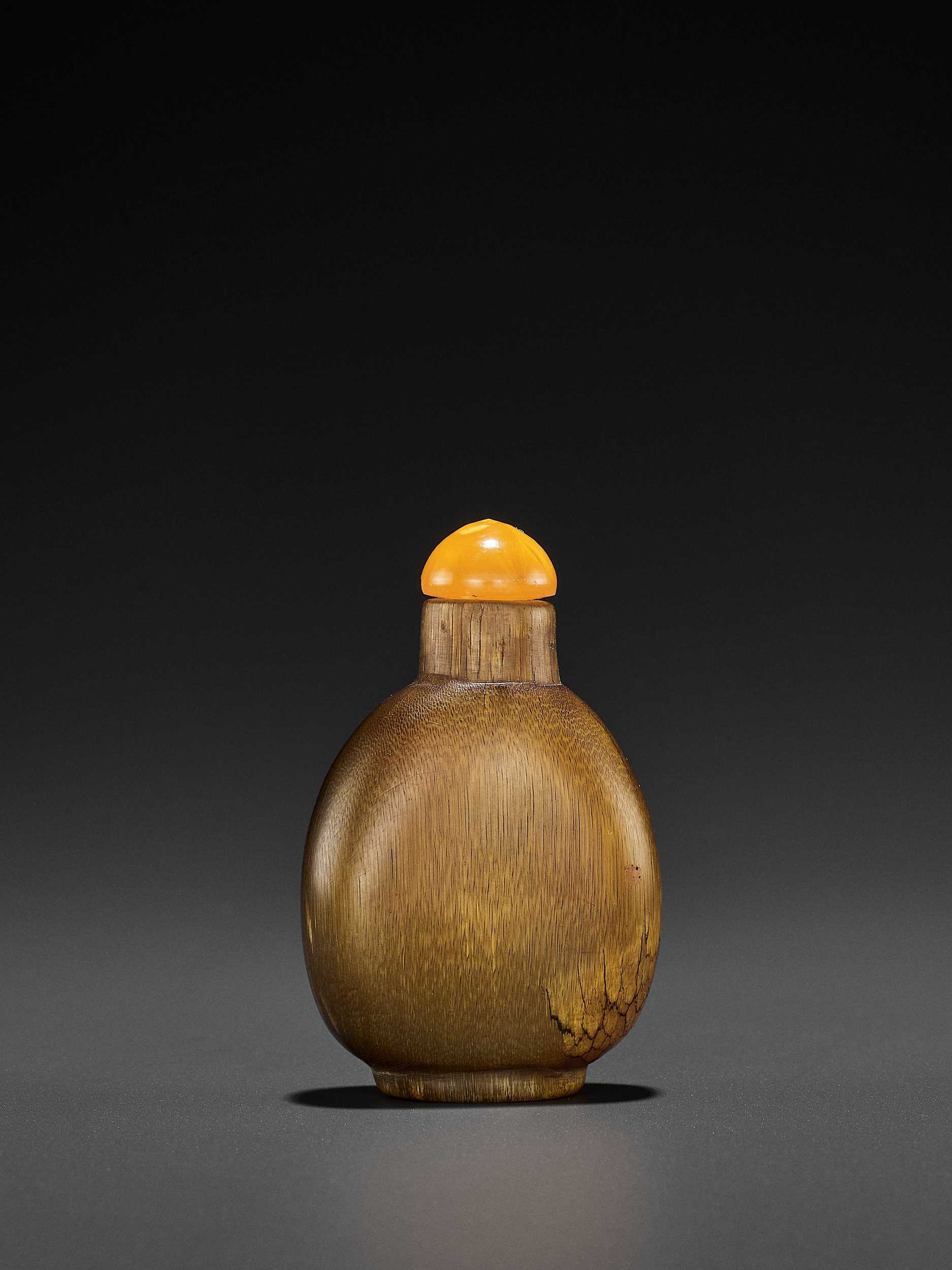 Lot 403 - A RHINOCEROS HORN SNUFF BOTTLE, QING DYNASTY