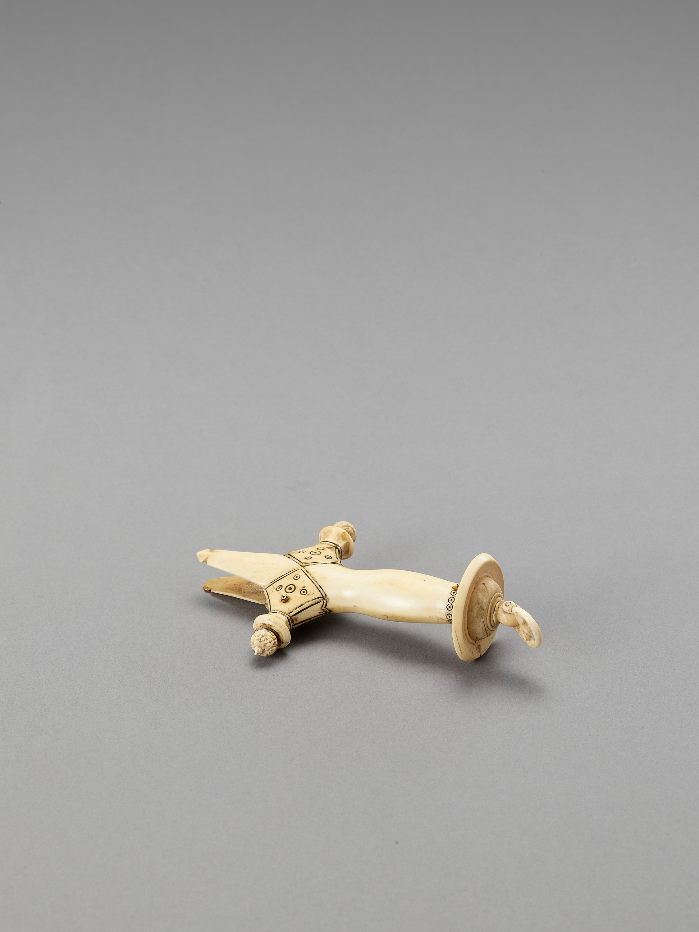 Lot 659 - AN INDIAN IVORY SWORD HANDLE