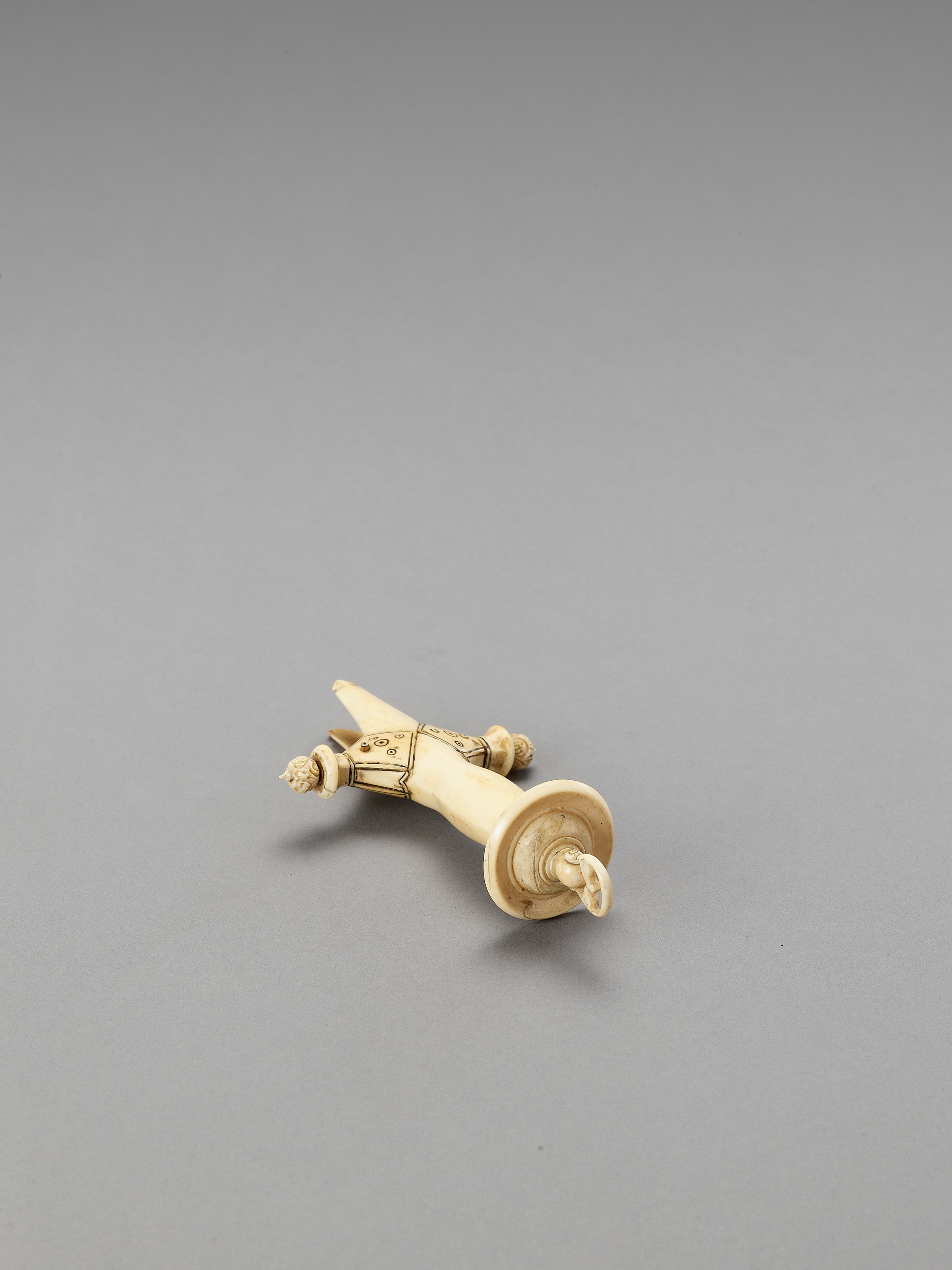 Lot 659 - AN INDIAN IVORY SWORD HANDLE