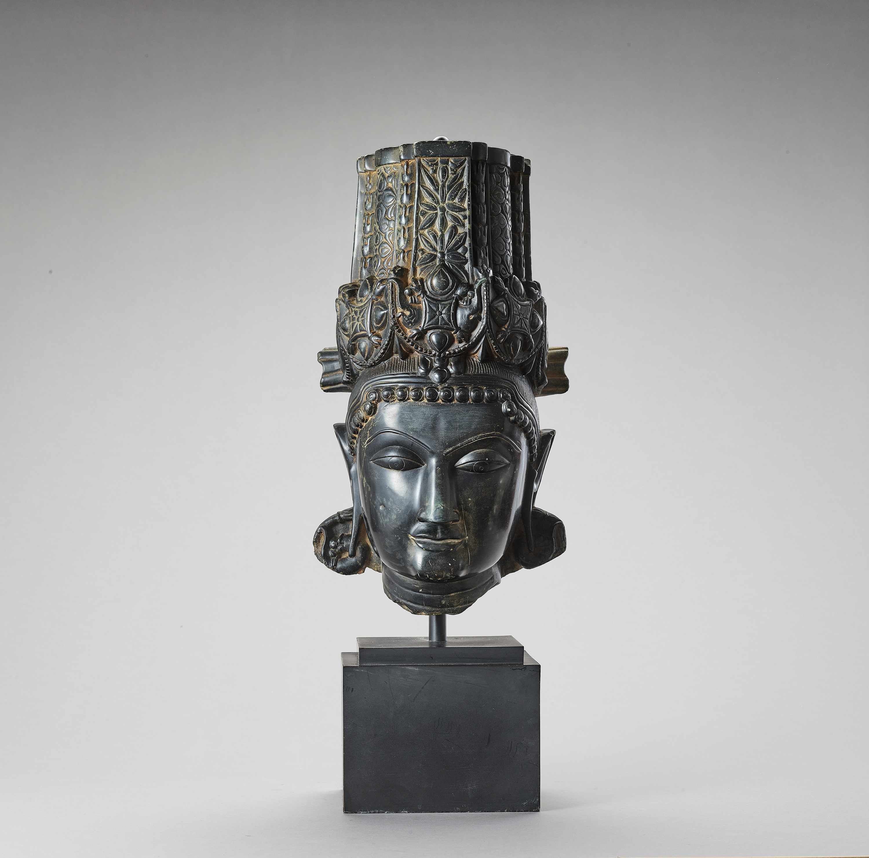 Lot 1208 - A MASSIVE AND HEAVY INDIAN BLACK STONE HEAD