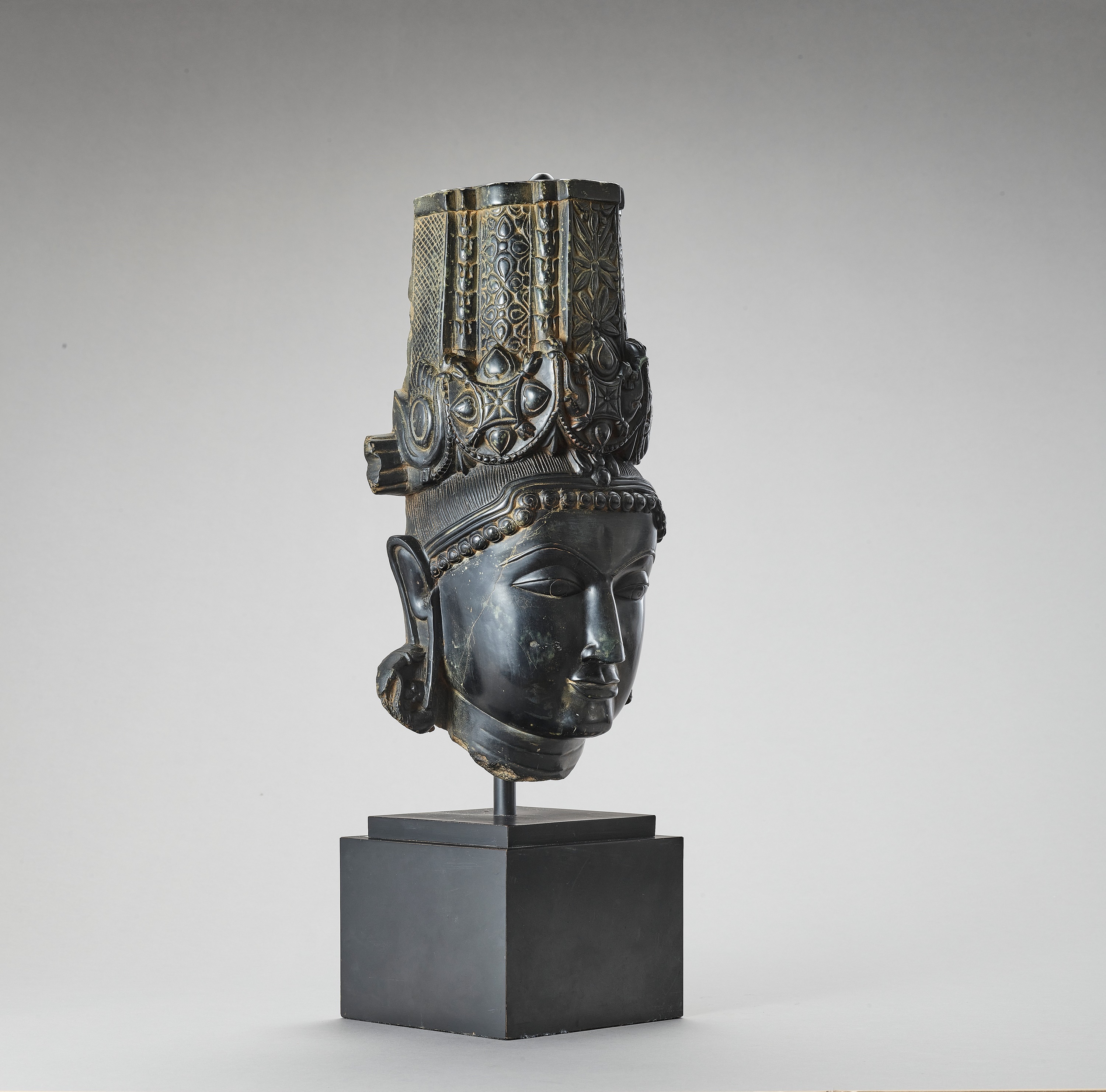 Lot 1208 - A MASSIVE AND HEAVY INDIAN BLACK STONE HEAD