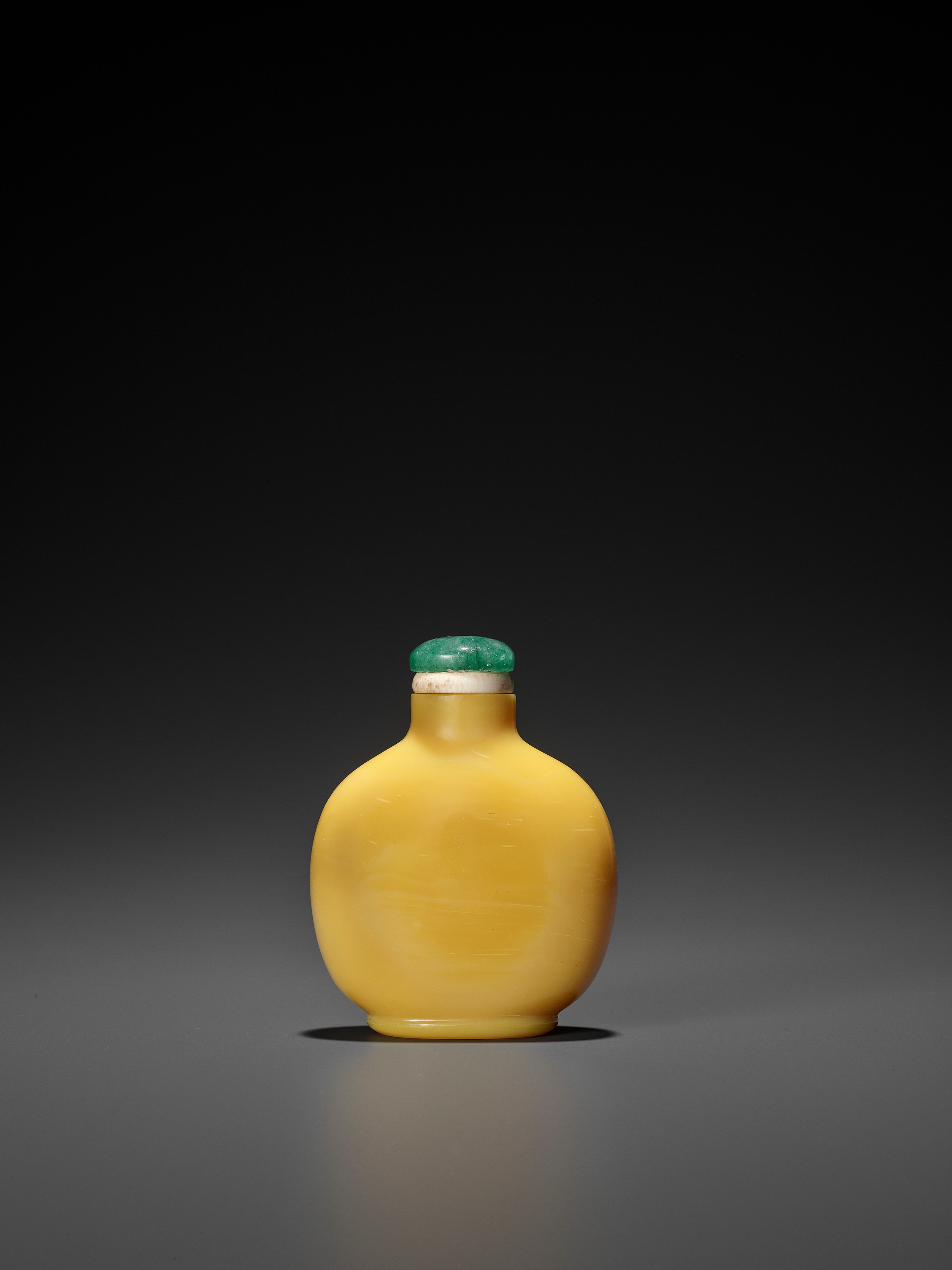 Lot 378 - AN IMPERIAL YELLOW GLASS SNUFF BOTTLE,