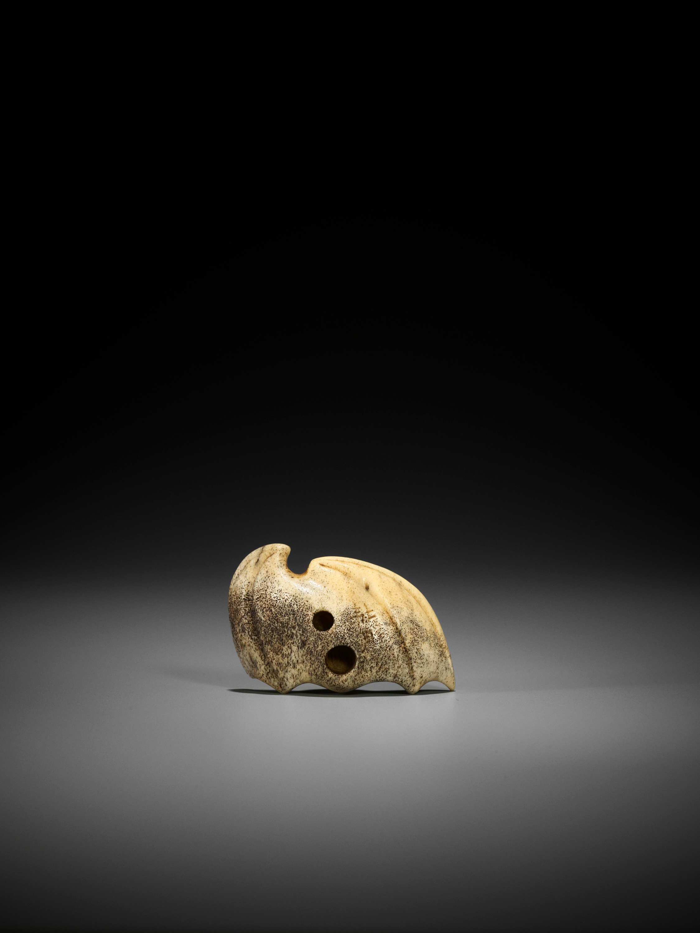 Lot 264 - KOGETSU: A RARE STAG ANTLER NETSUKE OF A BAT