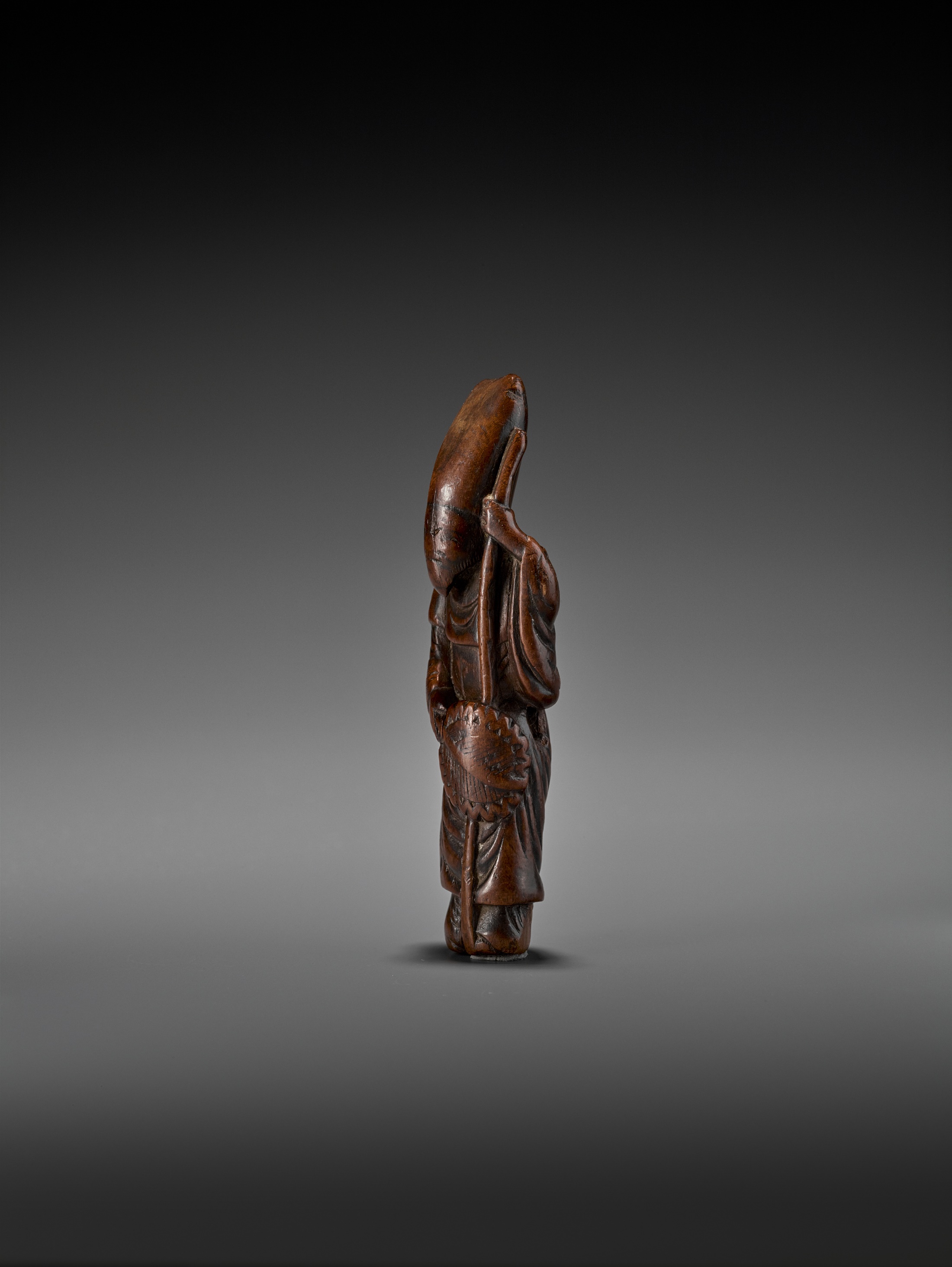 Lot 302 - A LARGE AND EARLY WOOD NETSUKE OF A CHINESE