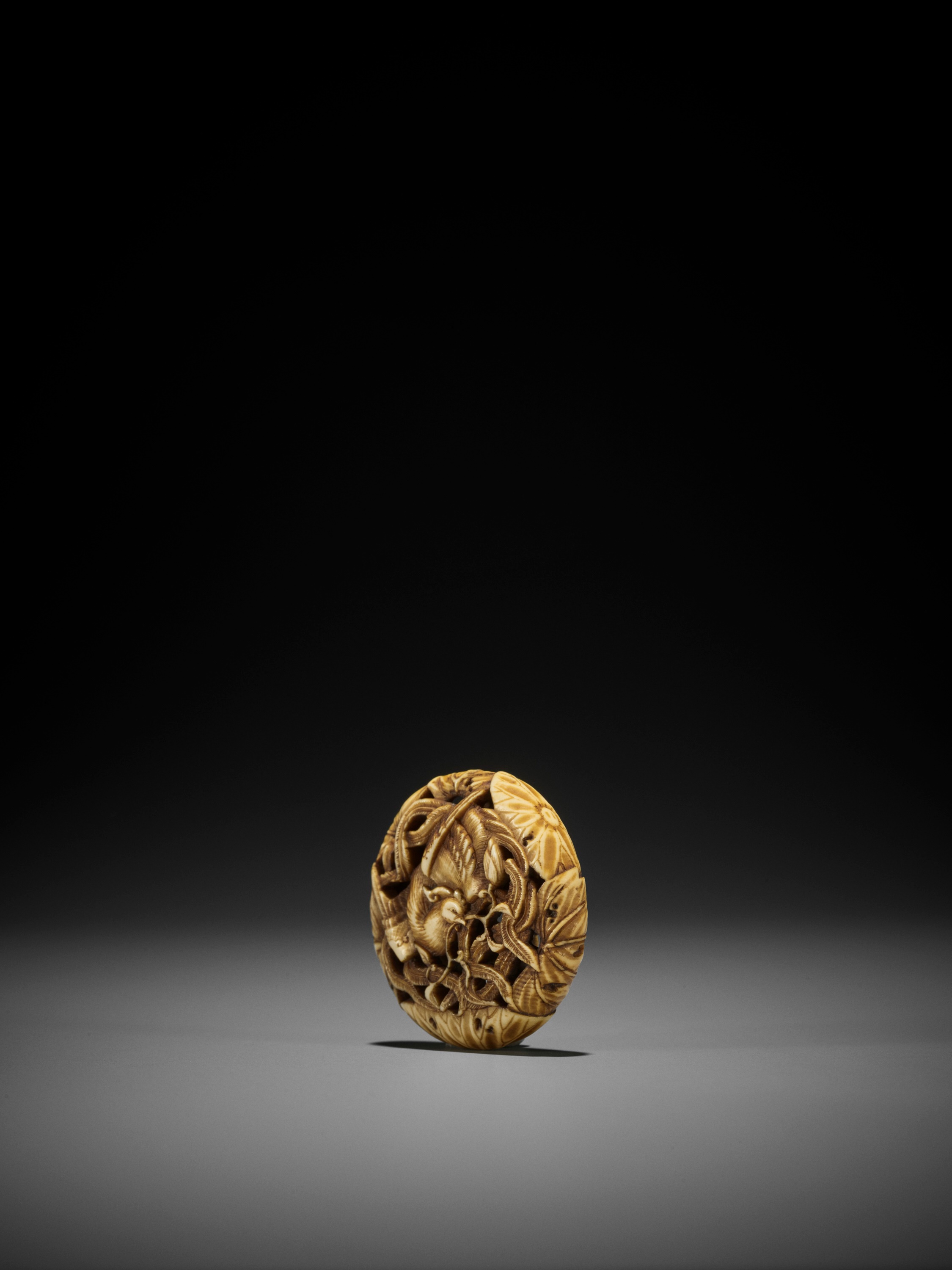 Lot 271 - A FINE IVORY RYUSA MANJU NETSUKE WITH HO-O