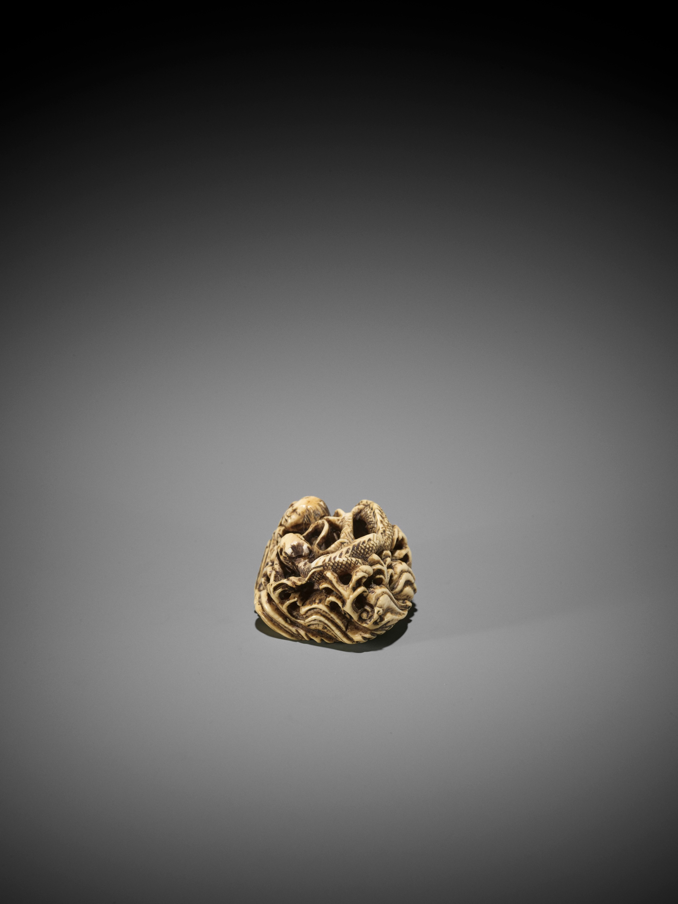 Lot 189 - A RARE EDO SCHOOL IVORY NETSUKE OF