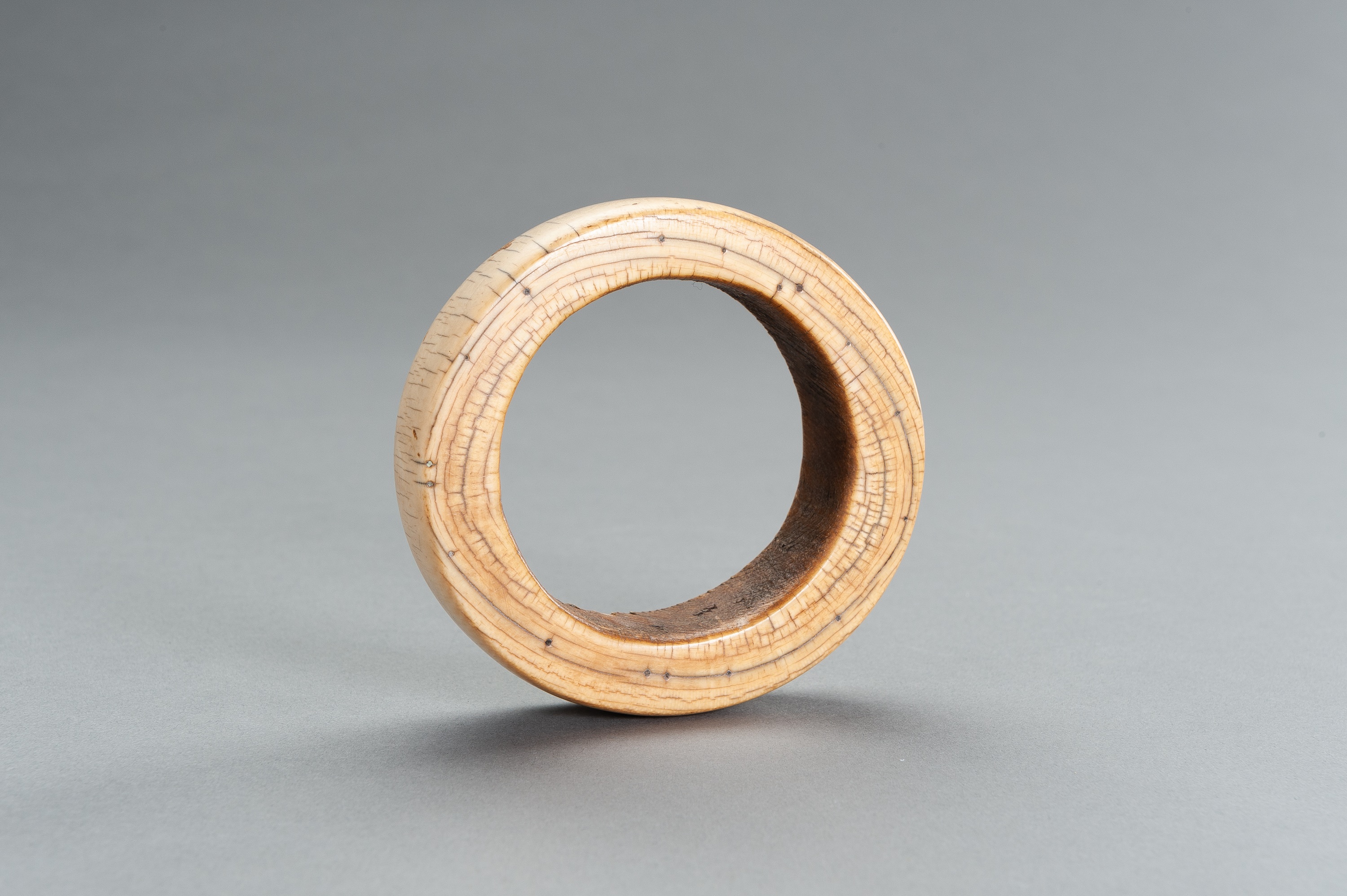 Lot 551 - A BURMESE IVORY BANGLE