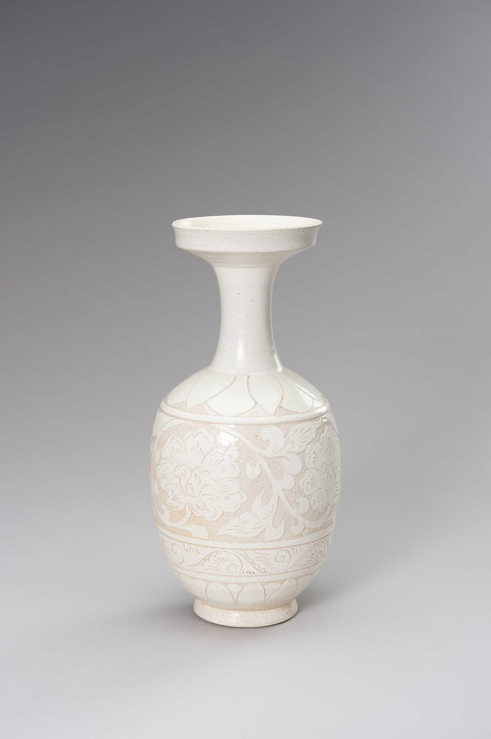 Lot 779 - A SONG STYLE WHITE CIZHOU VASE