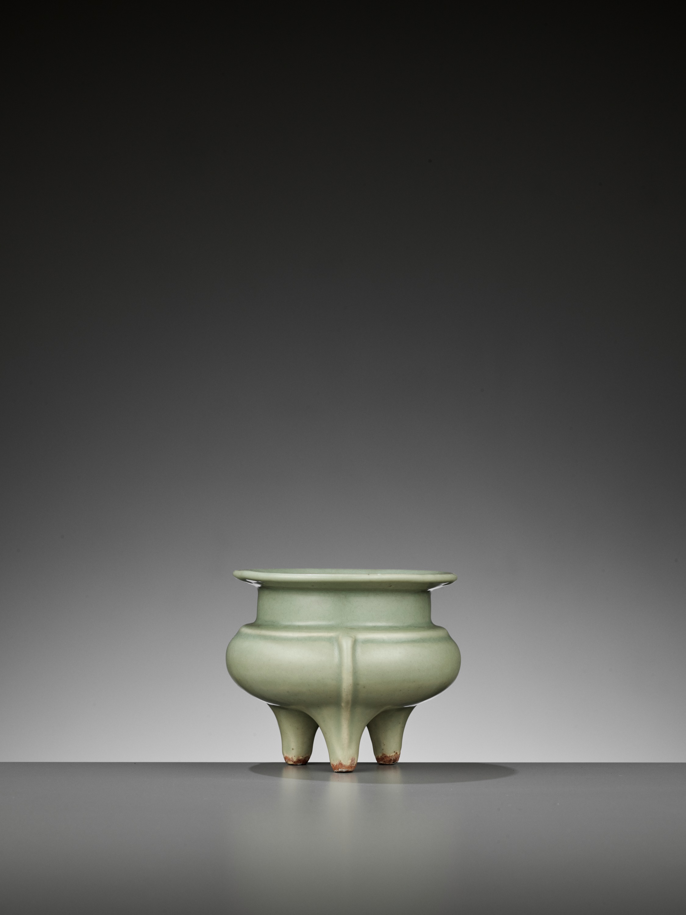 Lot 477 - A LONGQUAN CELADON TRIPOD CENSER, SOUTHERN