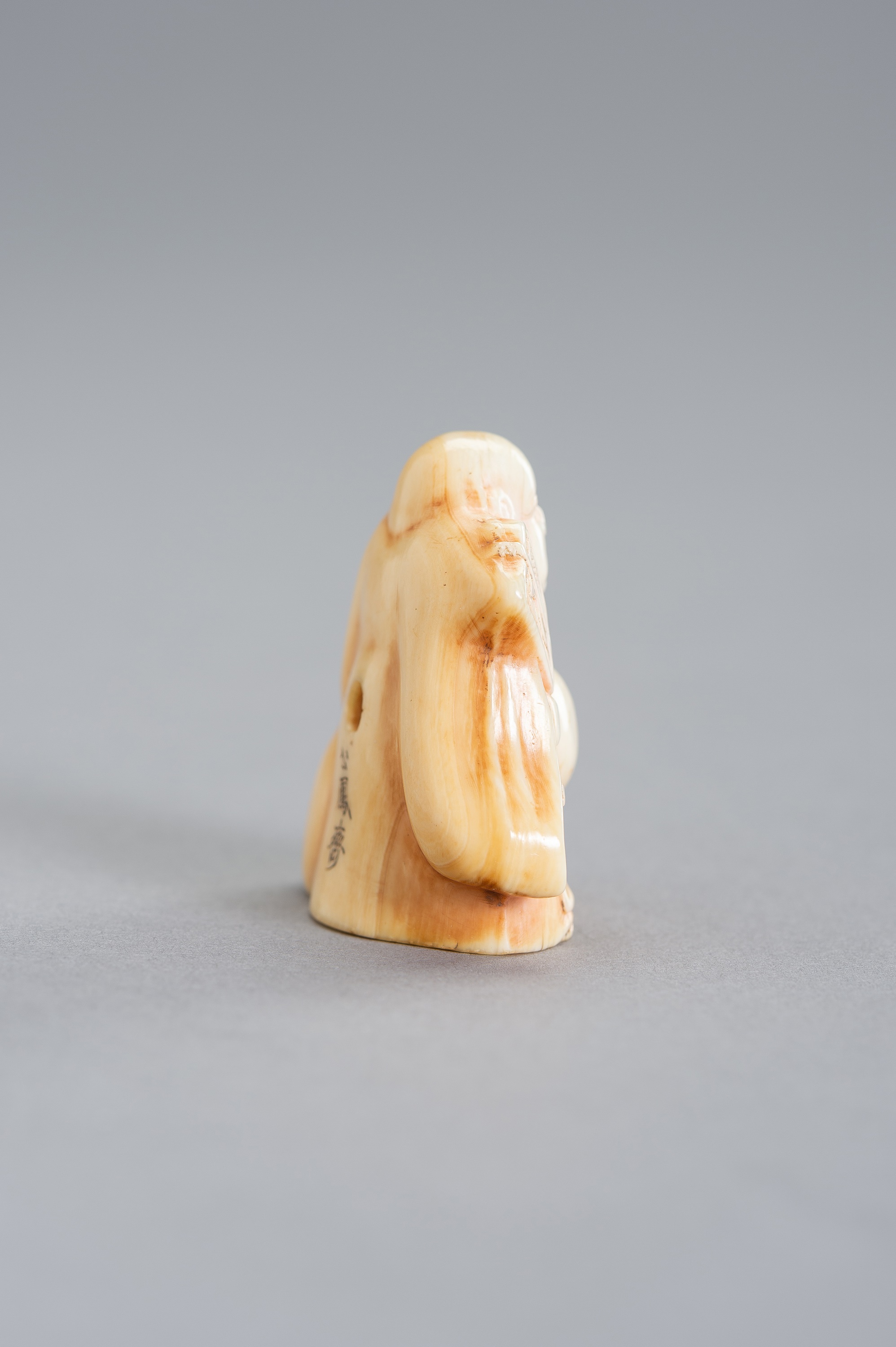 Lot 539 - UEDA KOHOSAI: AN IVORY NETSUKE OF A BIZEN
