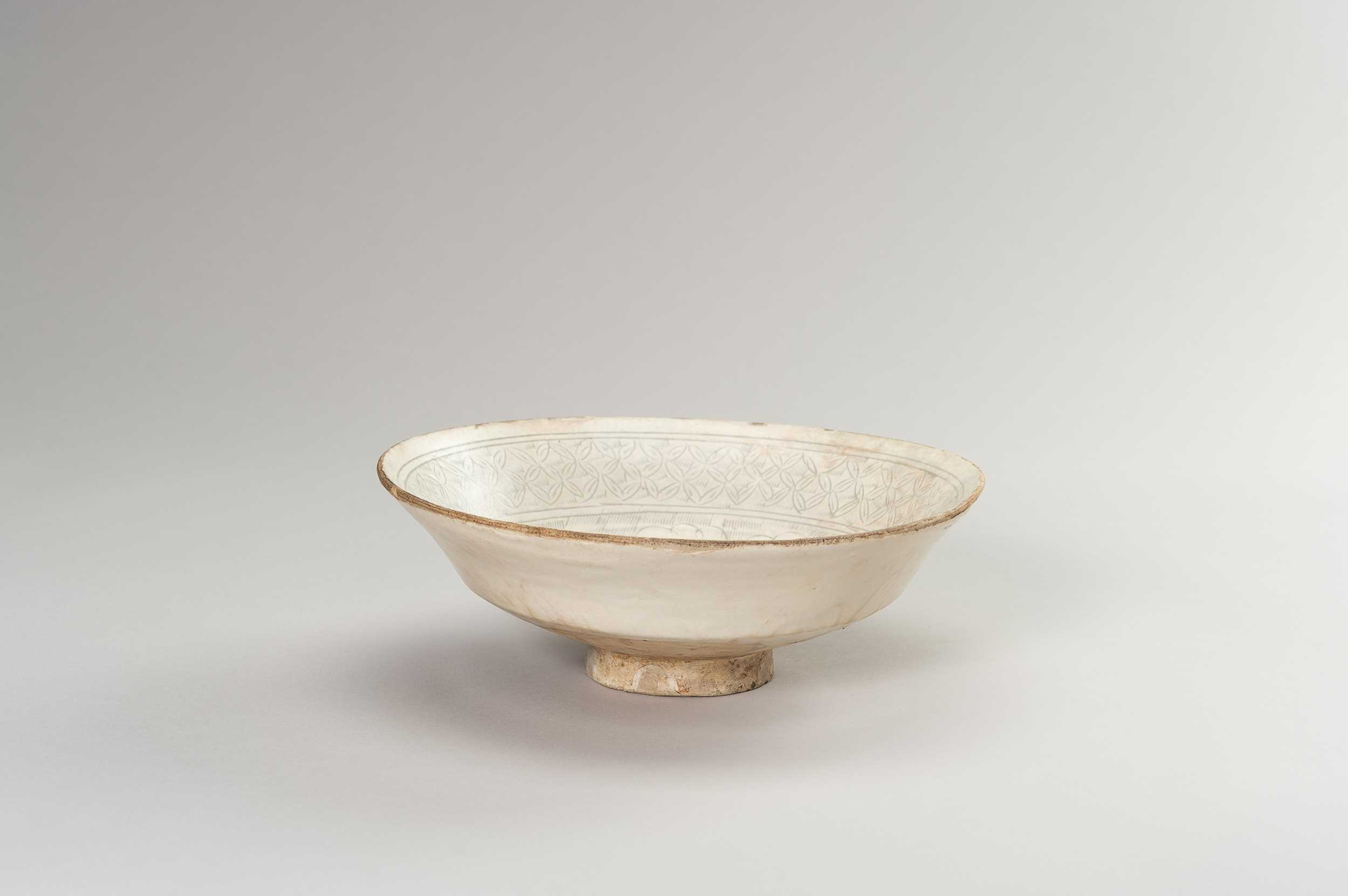 Lot 723 - A CIZHOU ‘FLORAL’ BOWL