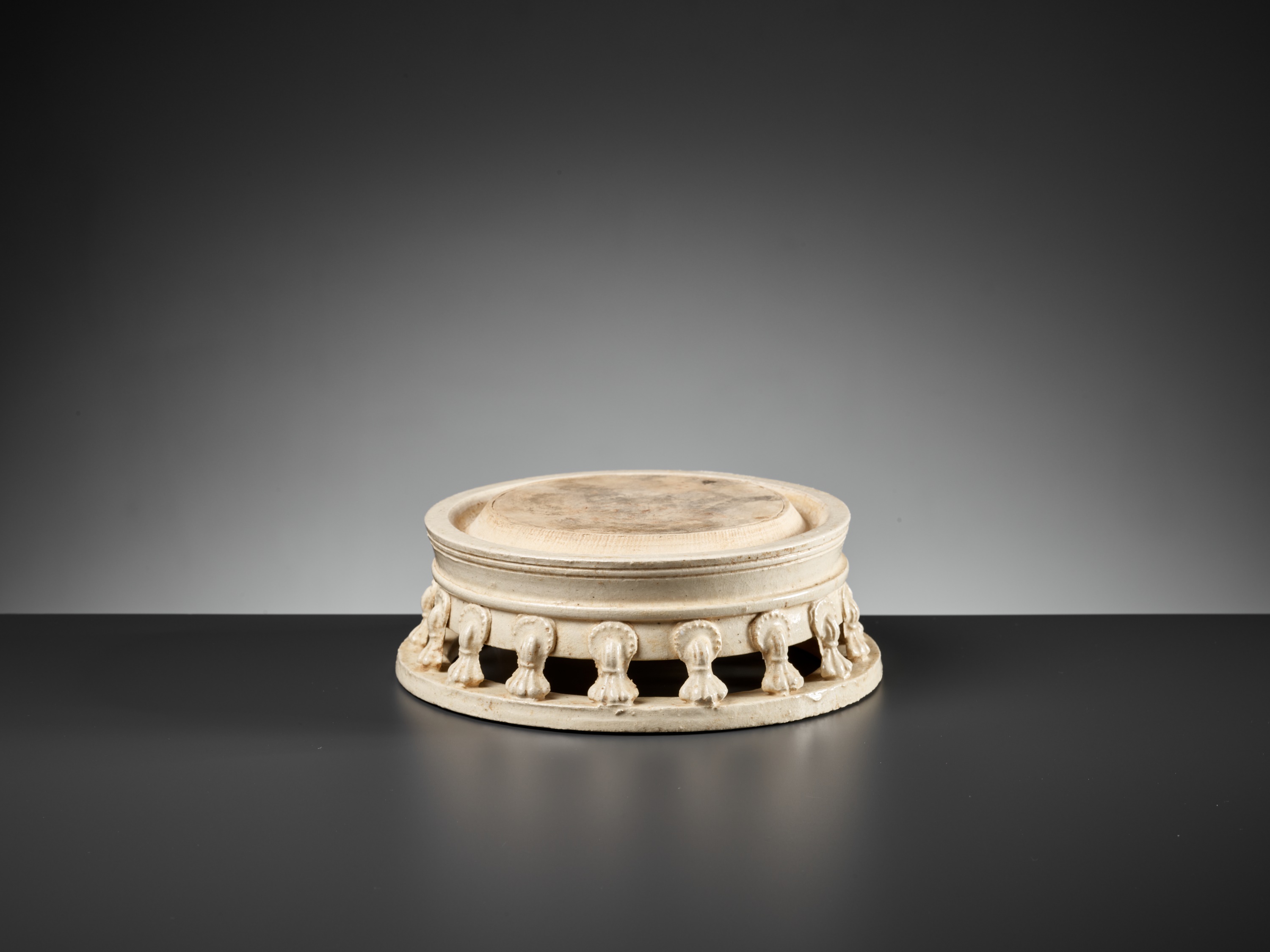 Lot 624 - A RARE WHITE-GLAZED CIRCULAR INKSTONE, TANG