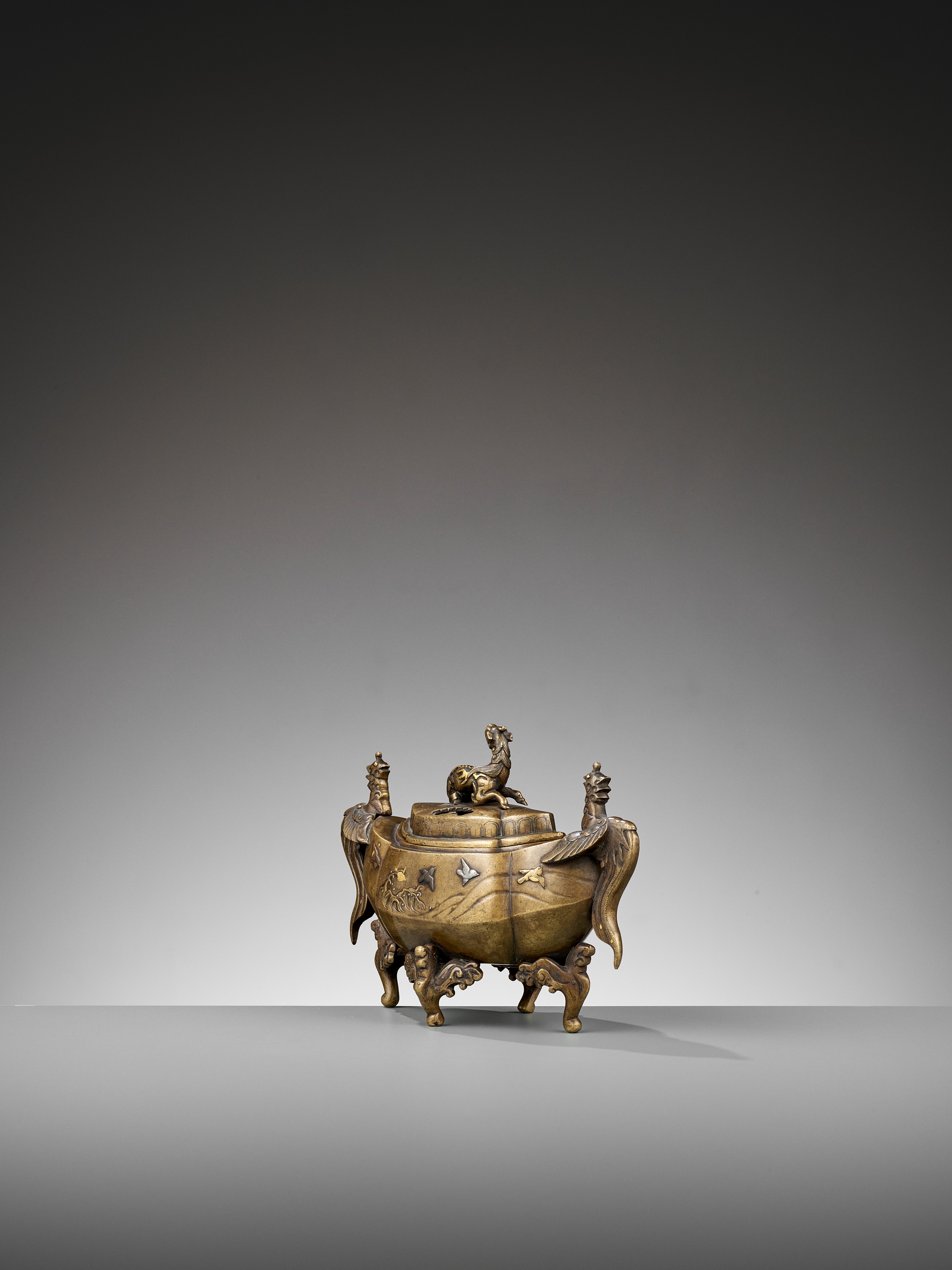 Lot 10 - A FINE SENTOKU BRONZE ‘MYTHICAL BEAST’ KORO