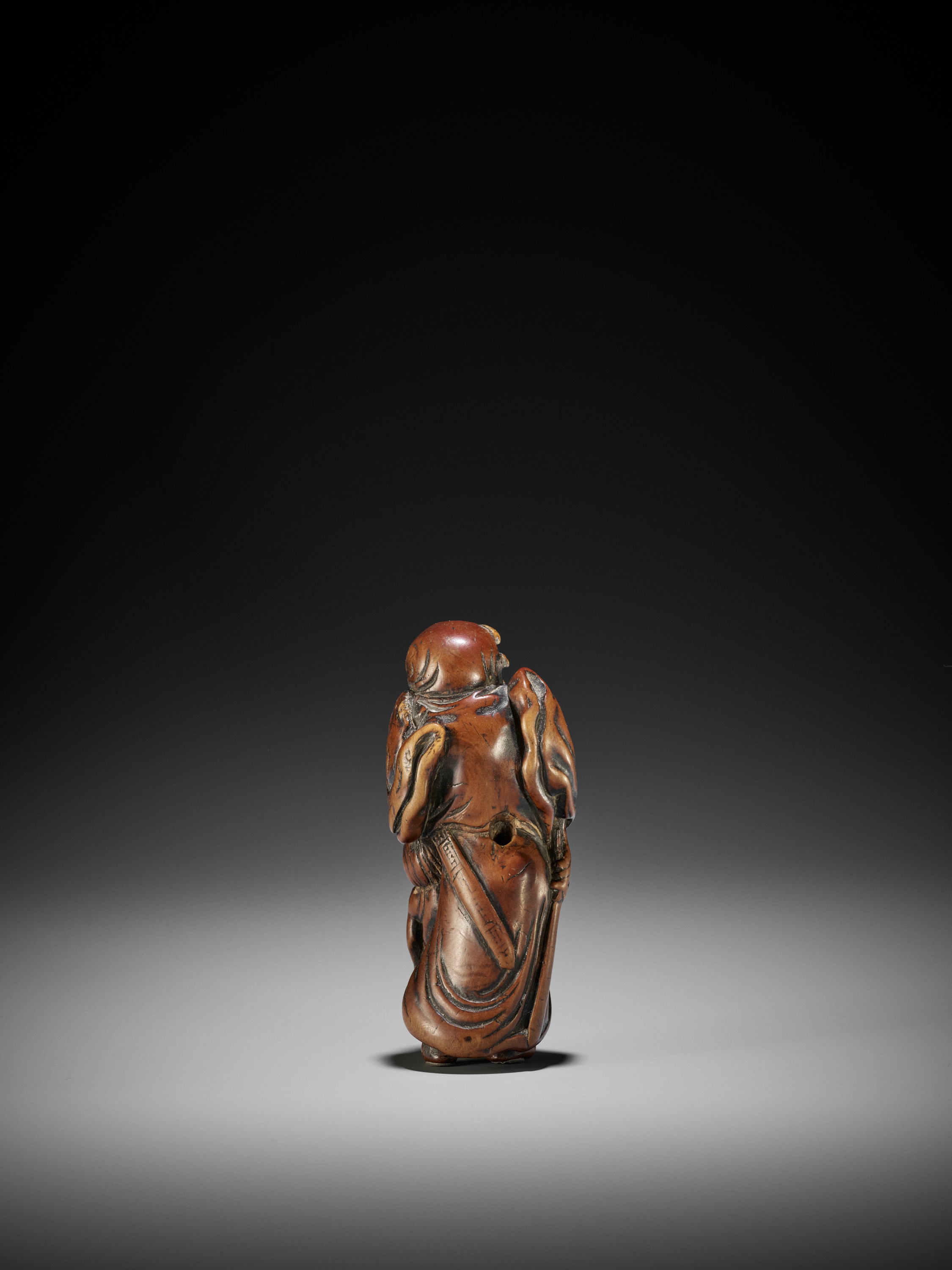 Lot 10 - A LARGE WOOD NETSUKE OF SHOKI AND ONI