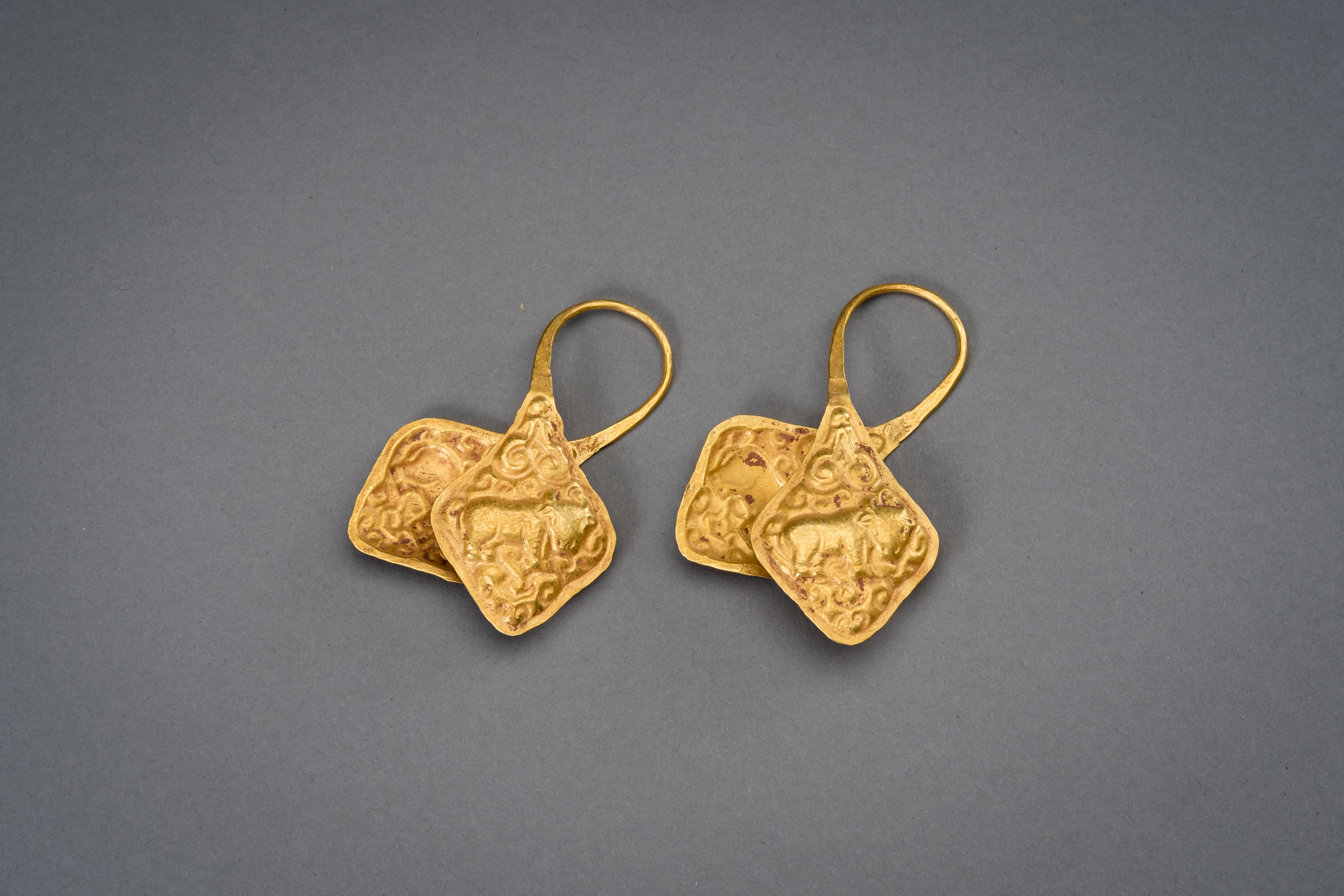 Lot 1185 - A PAIR OF CHAM GOLD ‘MARANGGA’ EARRINGS